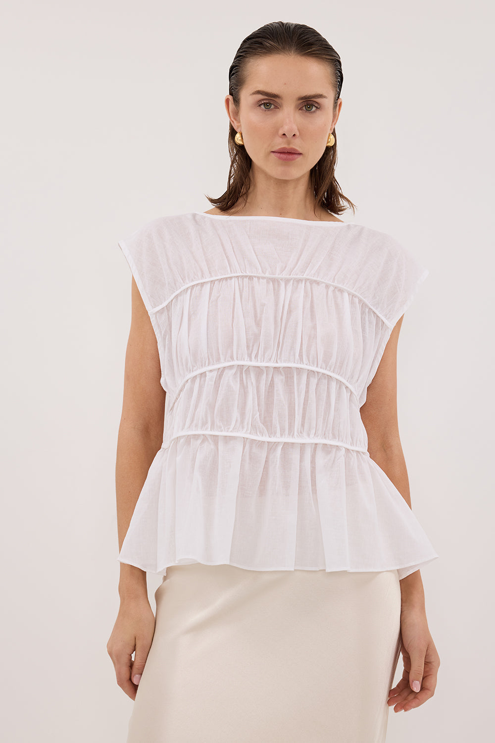 FLYNN WHITE LINEN BLEND TIERED TOP – DISSH