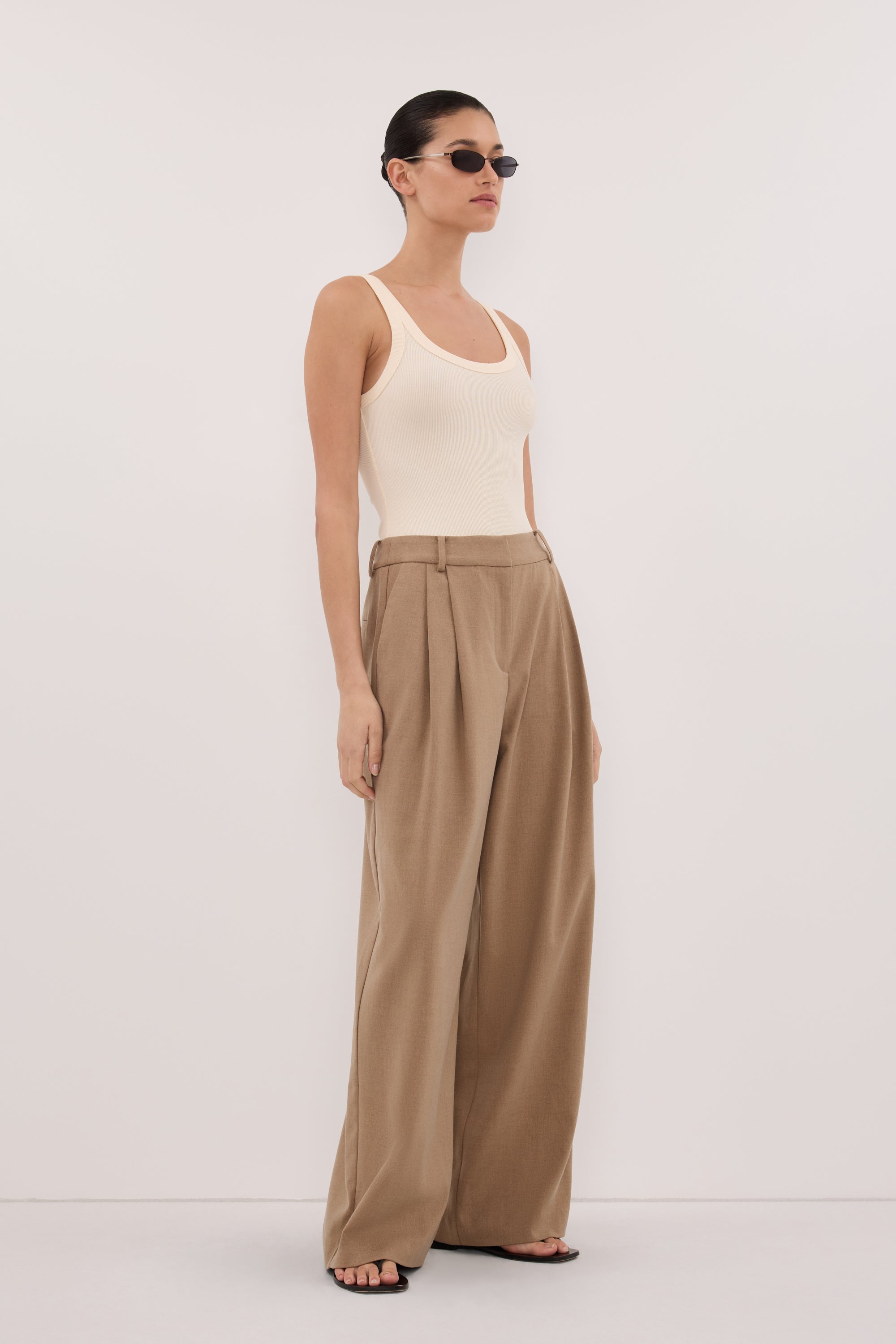 PHOEBE SANDSTONE SCOOP NECK TANK TOP – DISSH