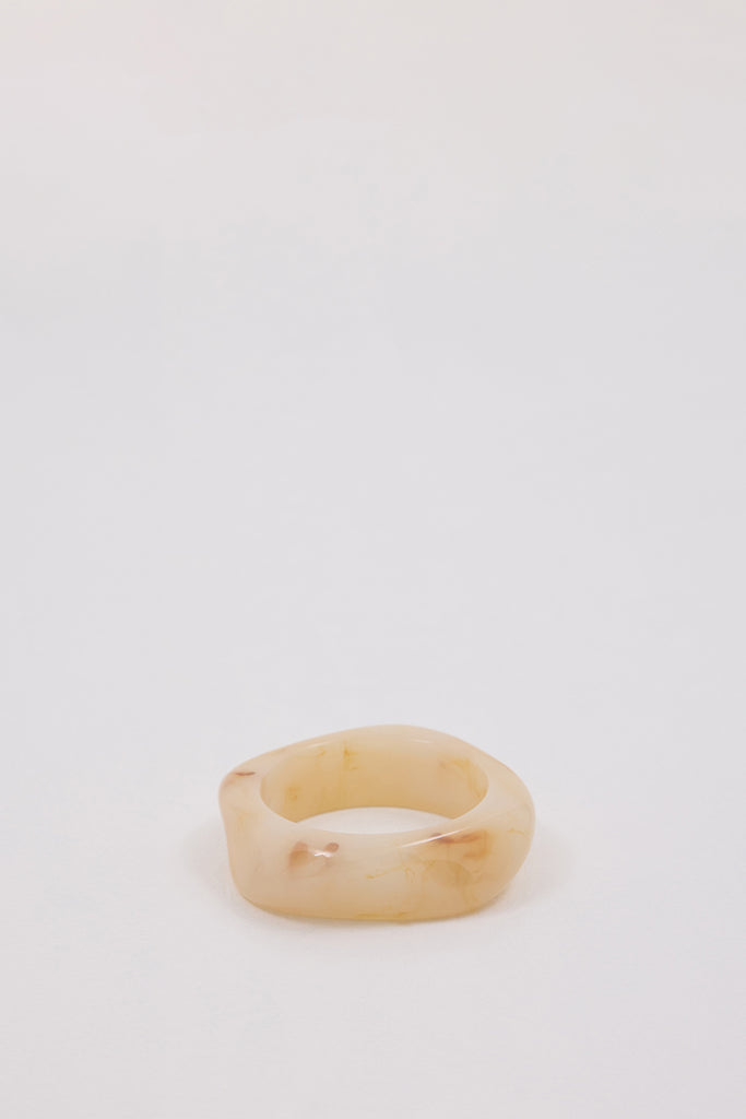 NOAH LABEL RESIN BANGLE CREAM | Dissh