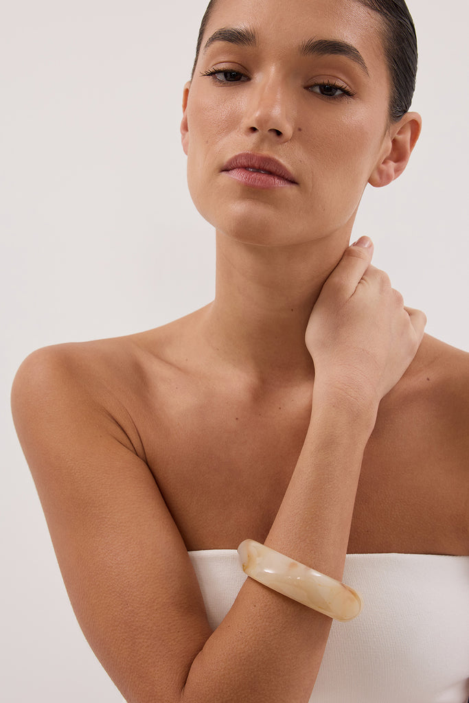 NOAH LABEL RESIN BANGLE CREAM | Dissh